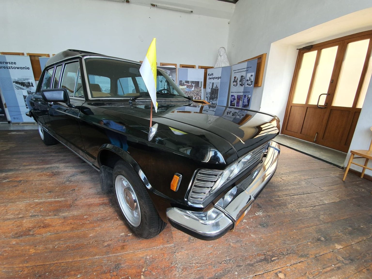 Najbardziej nietypowe papamobile w historii motoryzacji - KlassikAuto.pl